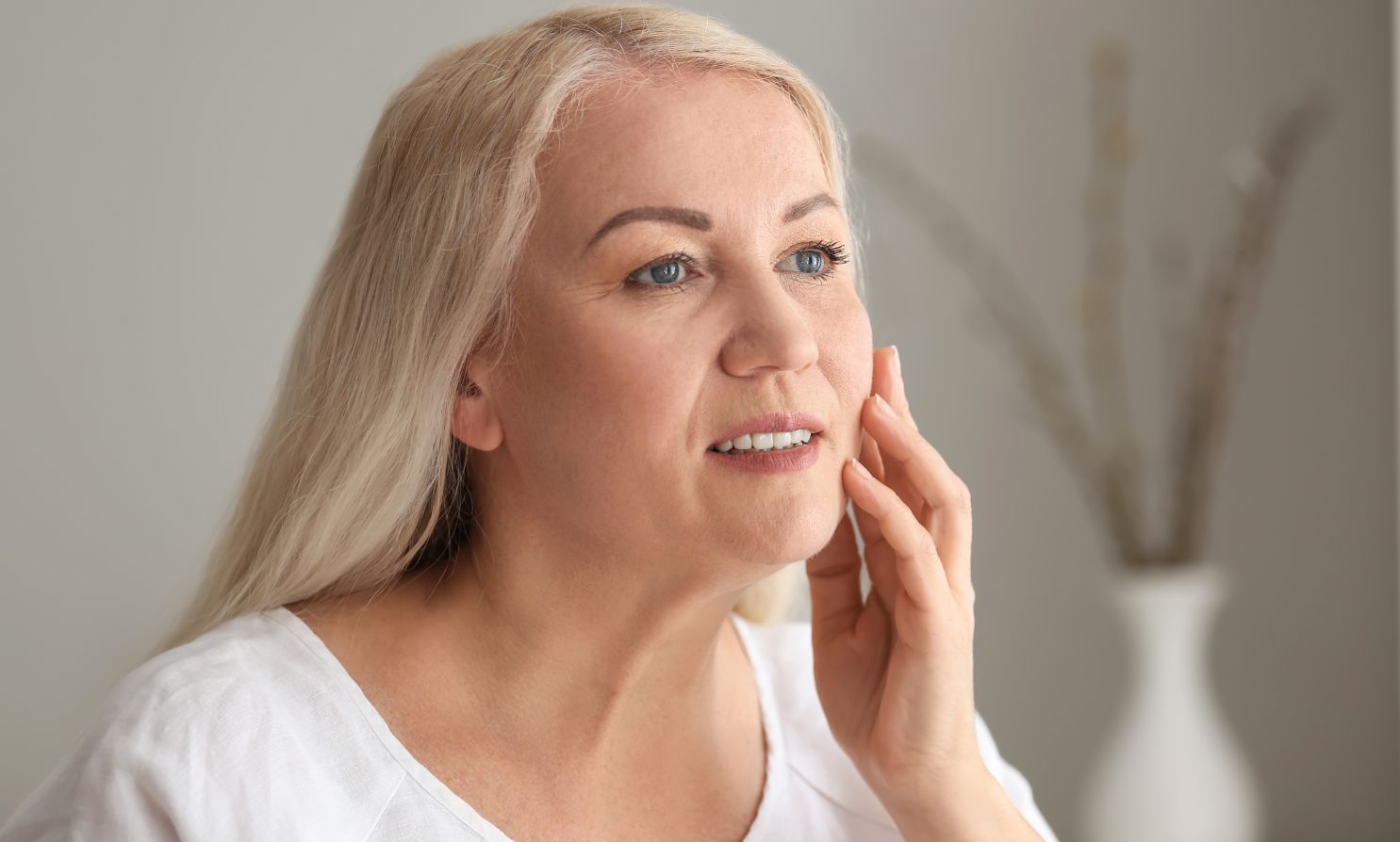 Essential Makeup Tips to Enhance Your Natural Glow After 50 - Fabulous50s